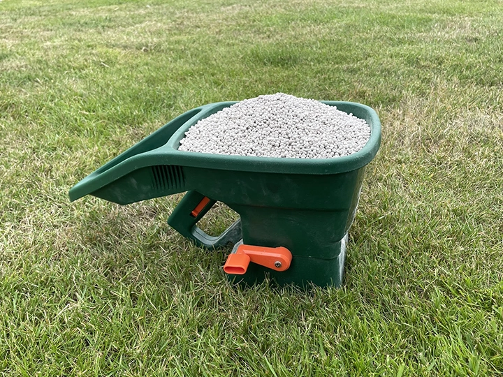 Best Lawn Fertiliser for UK Lawns (2026 Buyer’s Guide) - Formby Gardener